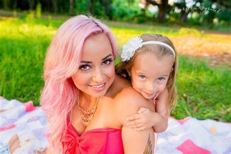 Madre Gana Miles De Enemigos En Internet Por Permitir A Su Hija De 6
