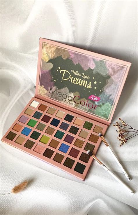 Большая палетка теней — цена 230 грн в каталоге Тени для век Купить товары для красоты и