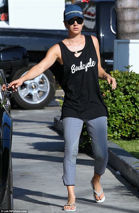 Kaley Cuoco Goes Incognito In Baseball Cap And Sunglasses For A Yoga Session With Friends