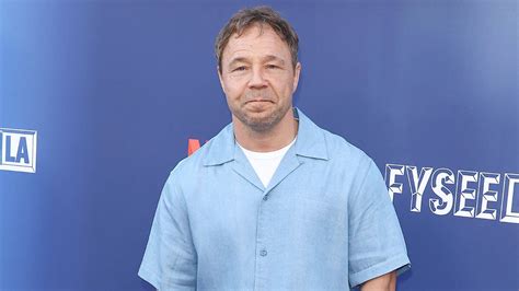 Le Sang Tombe Dans Les Toilettes Dun Avion Stephen Graham Obtient Une