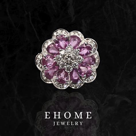 Ehome Jewelry 彩寶系列－花叢中的精靈🧚🏻 綠色沙佛石為主石，黃鑽與白鑽交織出絢麗的花朵，馬眼型鑽石點綴其中，展現出自然的和諧美。 材質：純18k金 主鑽：1 38克拉沙佛石