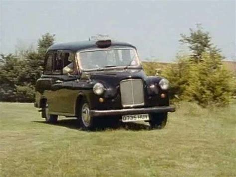 Сравнение Lti Fx4 и Renault Laguna по характеристикам стоимости