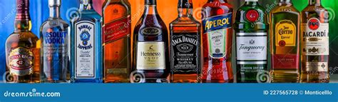 Botellas De Diversas Marcas Mundiales De Licor Foto De Archivo