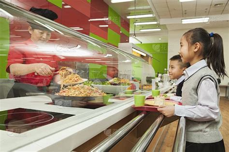 在学校餐厅排队的孩子们素材 花瓣网
