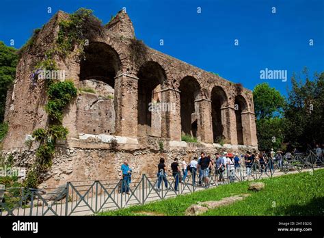 Rome Italy April 2018 Tourists Visiting The Ruins Of The Medieval