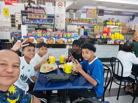 Empat Budak Melayu Cina India Kongsi Nasi Lemak Kosmo Digital