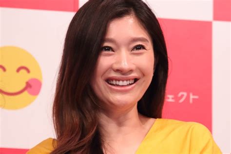 篠原涼子、撮影の合間にお裁縫 良妻賢母”な姿に称賛の声「女の鑑」「憧れます」 話題 Abema Times