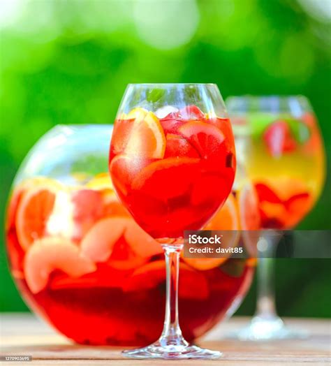 여름 칵테일 녹색 배경에 과일 칵테일 감귤류 과일 딸기 딸기 블루베리 민트 얼음 꽃병에 대한 스톡 사진 및 기타 이미지 Istock