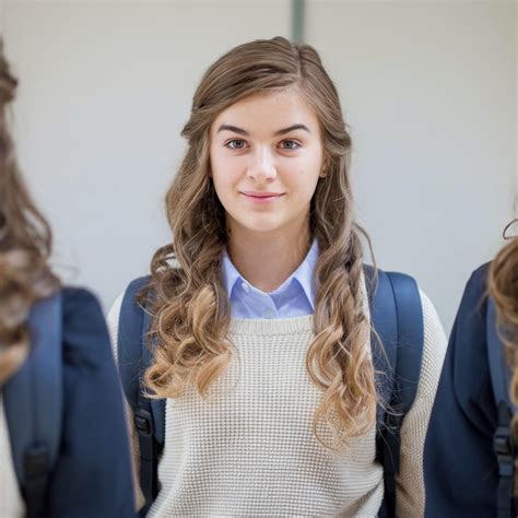 19 Trendy Hairstyles For School That Will Make You Stand Out Trendy