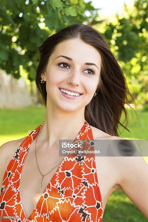 Schöne Junge Mädchen Im Freien Im Sommer Stockfoto Und Mehr Bilder Von