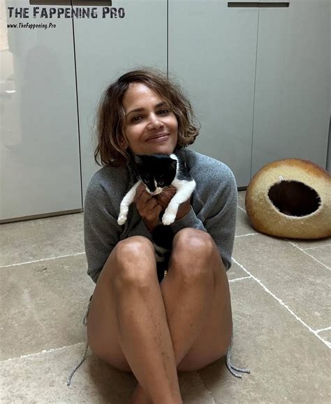 Halle Berry Sexy And Leggy At 59 2 Photos The Fappening