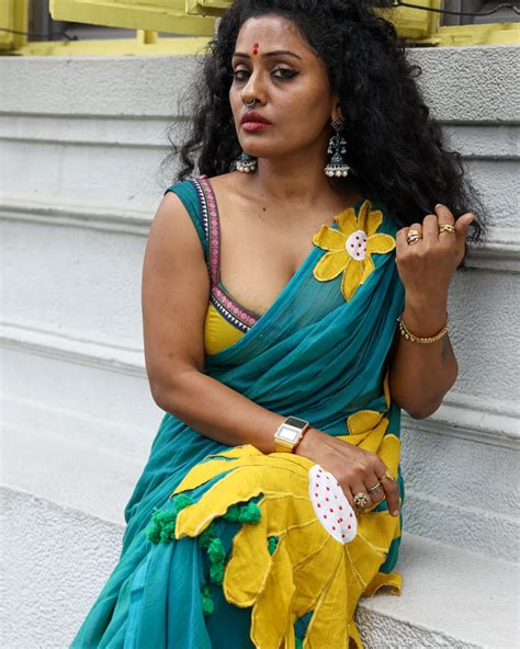 Mallu Mami Lakshu Raghav Hot Navel And Cleavage Exposed In Saree