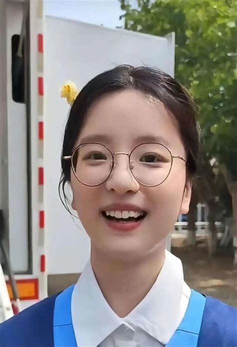 眼镜妹刘晨阳唱青花瓷火了，她的书法作品也充满国风美！