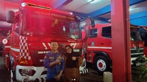 Mamah Muda Datangi Pos Damkar Dikira Darurat Rupanya Ngidam Minta Foto Bareng Mobil Damkar