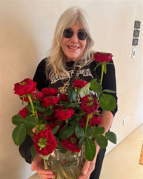 פתאום קיבלתי זר פרחים אדומים טוב לא באמת קיבלתי