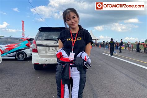 Jaga Mood Buat Ester Rita Tersenyum Bahagia Di Pertamax Turbo Drag Fest 2024 Tasikmalaya