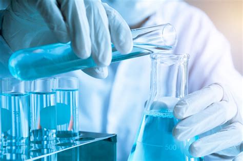 실험실 화학 테스트 유리관과 분석 의료 제약 및 과학 연구 개념에 대 한 액체와 연구원 Stem 주제에 대한 스톡 사진 및 기타 이미지 Istock