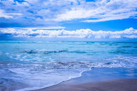 Serene Blue Ocean Waves Under Cloudy Sky Hd Wallpaper Rare Gallery