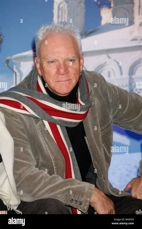 Mcdowell Malcolm 13 6 1943 British Actor Half Length Photo Call To The Premiere Of War