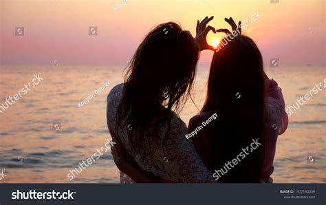 Lesbian Couple Beach 4 090 Images Photos Et Images Vectorielles De