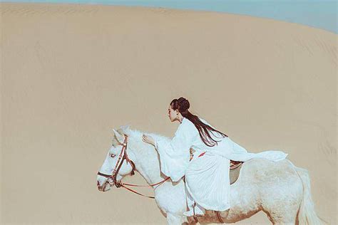 金庸笔下西域少女 美丽又接地气 并非香香公主 却是惹人爱阿曼