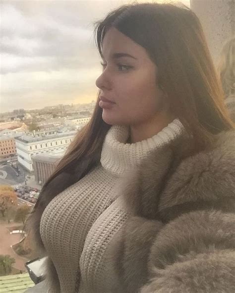 Girls In Sweaters 40 Pics