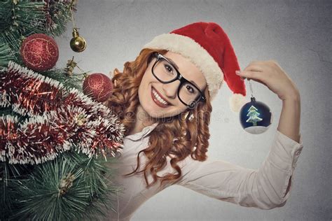 Meisje Van Portret Het Mooie Jonge Kerstmis Met Glazen Die De Kleren