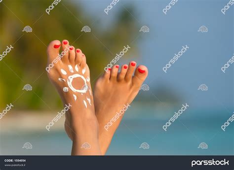 پاهای زیبا زن در ساحل گرمسیری تصویر مفهومی از تعطیلات 1554054