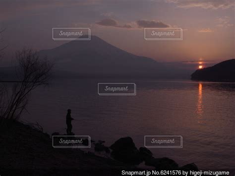山中湖夕景にフィッシャーマンの写真・画像素材 Snapmart（スナップマート）