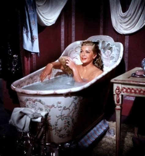 Amazing Color Photos Of Hollywood Actresses In The Bathtubs On Screen