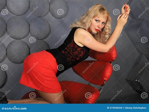 Chica De Piernas Largas Con Medias Brillantes Y Minifalda Roja Posando