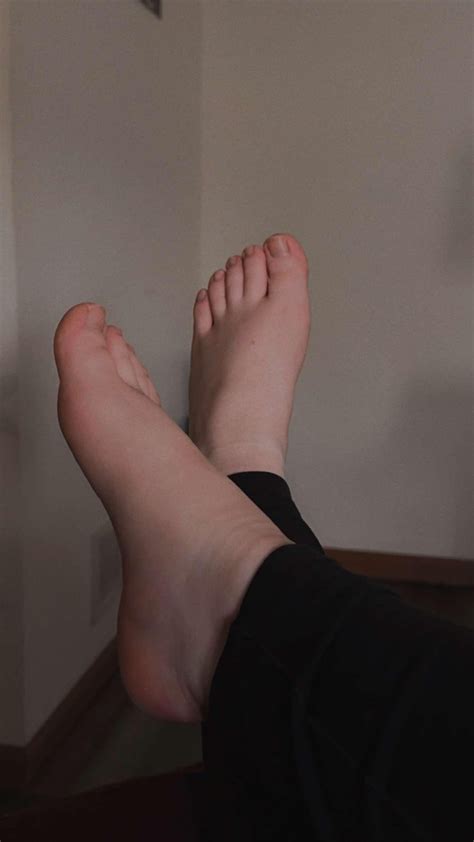 Someone Come Rub My Feet While I Work💋 R Publicfeetpics