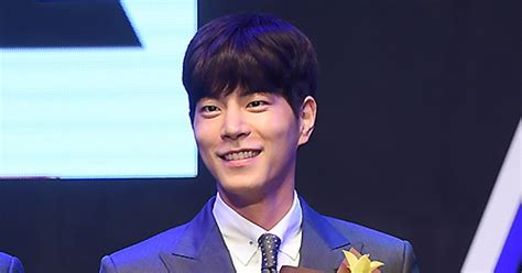 Md포토 감사패 들고 미소 짓는 홍종현