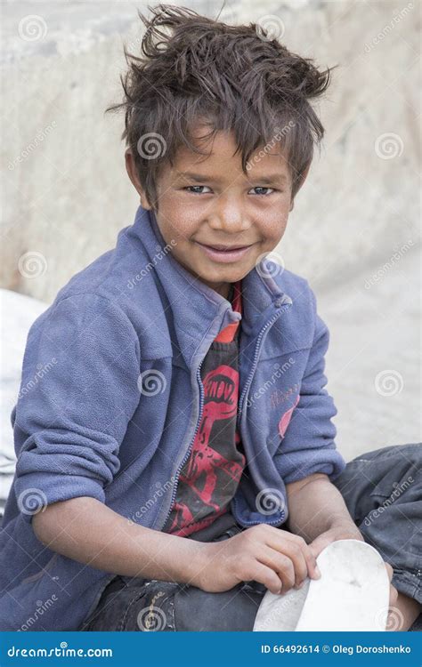 Porträtbettlerjunge Bittet Um Geld Von Einem Passanten In Leh Ladakh