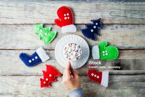 마시멜로와 크리스마스 장식 과 코코아 의 컵 크리스마스 휴일 나무 배경 0명에 대한 스톡 사진 및 기타 이미지 0명 강림절 겨울 Istock