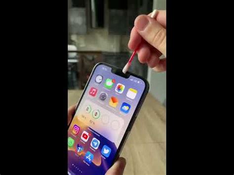 Как прочистить слуховой динамик iPhone - YouTube