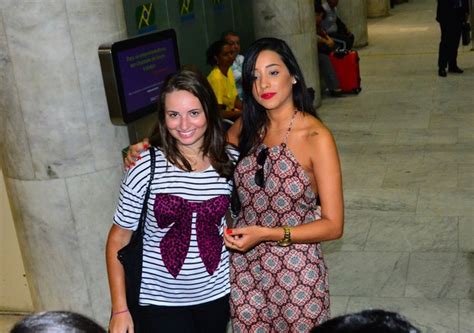 Ego Ex Bbb Talita Desembarca No Rio E Cercada Por F S Em Aeroporto Not Cias De Famosos