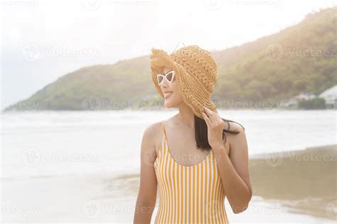 Belle Jeune Femme En Bikini Profitant Et Se Relaxant Sur La Plage Lété Les Vacances Les