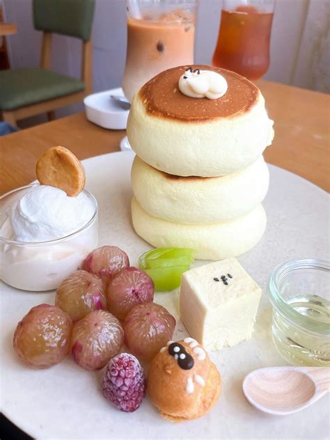 西落合にあるパンケーキ屋さんほわんさんで 季節限定メニューとお芋のパンケーキ 秋の味覚を堪能しました きつねバターとたぬきシュー可愛かった お芋の方のあひるさんも可愛い