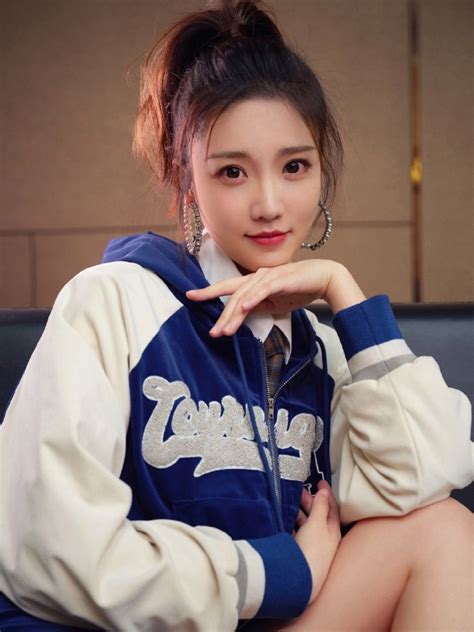 张纯烨这几次拍照一直没露脚，不知道是不是金主嫌弃味道不够浓郁，对她提出了暂时不允许脱鞋的要求。 丝袜 美脚 足交 调教 反差 御姐 丝袜 美脚 足交 调教 反差 御姐