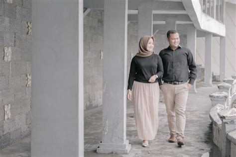 Premium Photo Full Length Of A Couple Standing Against Built Structure