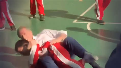 加州州长在北京与小学生篮球过招，意外不慎摔倒，下意识第一时间护住孩子凤凰网视频凤凰网