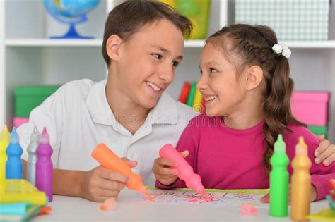 Retrato De Hermano Y Hermana Sonrientes Dibujando Juntos Foto De Archivo Imagen De Hermana