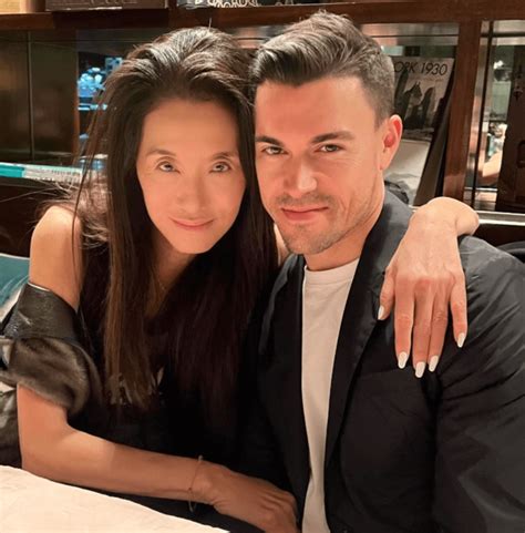 20代にしか見えない73歳『愛の不時着』夫妻デザイナーのヴェラ・ウォン 20年前の容姿”が｢まるで昨日｣｢どこが変わった？｣驚愕のエイジレス美女｜概要｜ニュース｜ピンズバnews