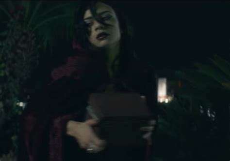 נינט טייב מבלה במסיבת סקס ובכל זאת מצליחה לשיר Tmi