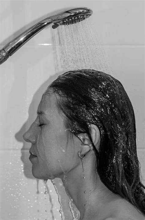 Junges Schönes Mädchen Mit Dem Langen Haar Nackt Eine Dusche Nehmend