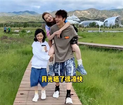 张丹峰带妻女出游，背起洪欣和女儿大笑，毕滢小腹隆起疑有新感情 知乎