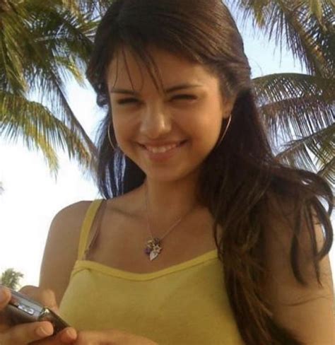 Pin By 𐐪 ｡ 𝒛𝒐𝒆 ｡ 𐑂 On Surfs Up Selena Gomez Cute Selena Gomez