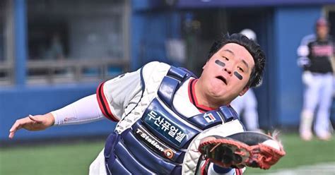 사진 오스틴 파울타구 잡아내는 김기연 조선비즈