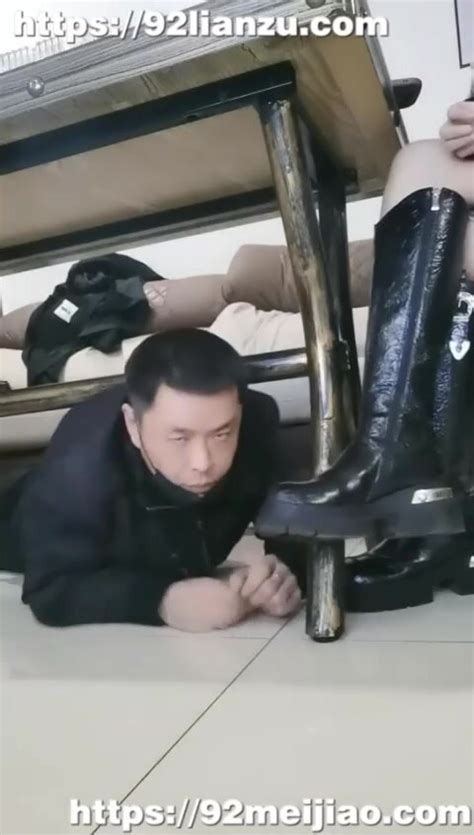 Slave Ignored Under The Table While Princess Chatting 日本語で